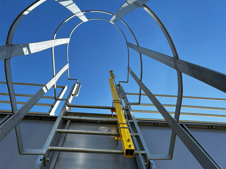 Linha de Vida Vertical para Escada Marinheiro: Evite Acidentes